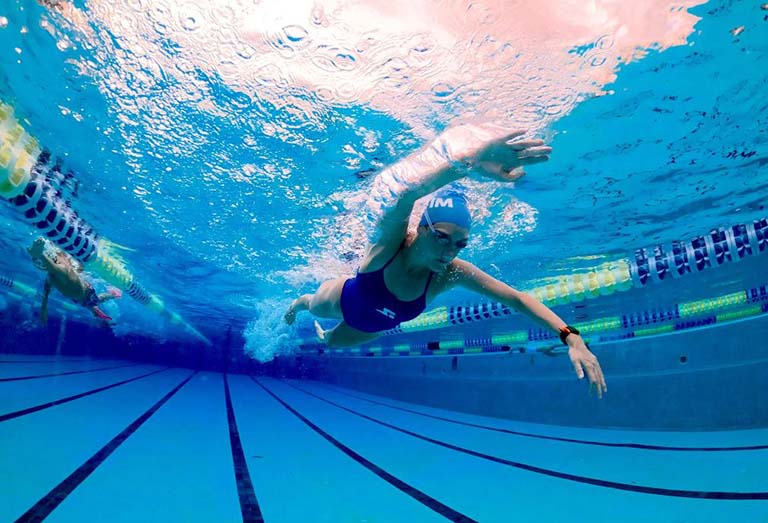 Đau vai gáy có nên đi bơi không? - Thuốc Dân Tộc